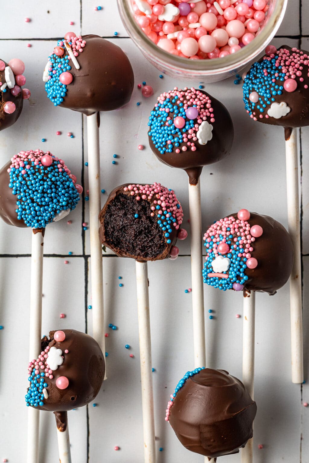 Chocolate Cake Pops (2 Ways!) - Cookie Dough Diaries
